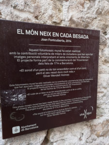 Mural del beso en el Barrio Gótico de Barcelona